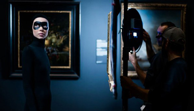 VIDEO: Valentijn De Hingh in Nightwatch by Viktor & Rolf - DSCENE