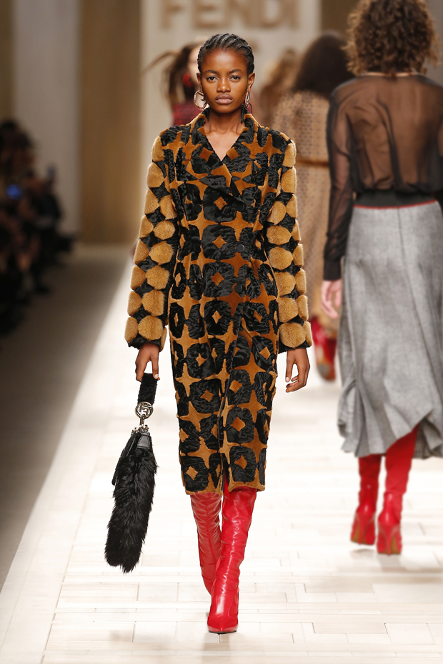 MFW: FENDI Fall Winter 2017.18 Women’s Collection