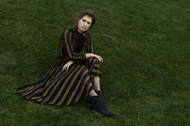 DESIGN SCENE STYLE: Juli Poses for Dominik Wiecek