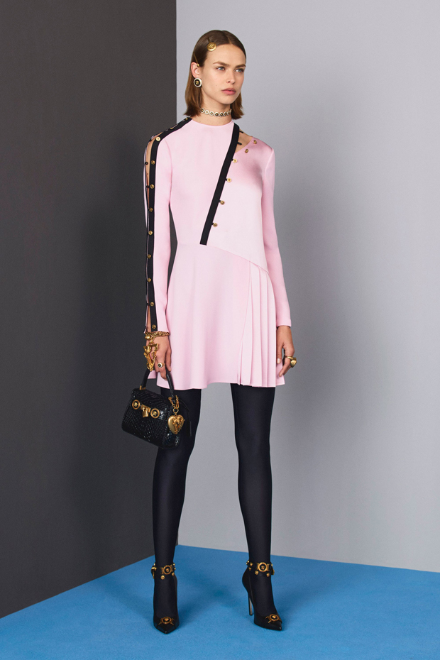 Discover Versace Pre-Fall 2018 Womenswear Collection