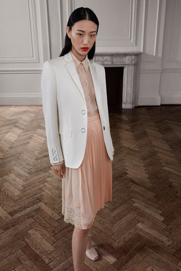 LOOKBOOK: BURBERRY Pre-Fall 2019 Womenswear Collection