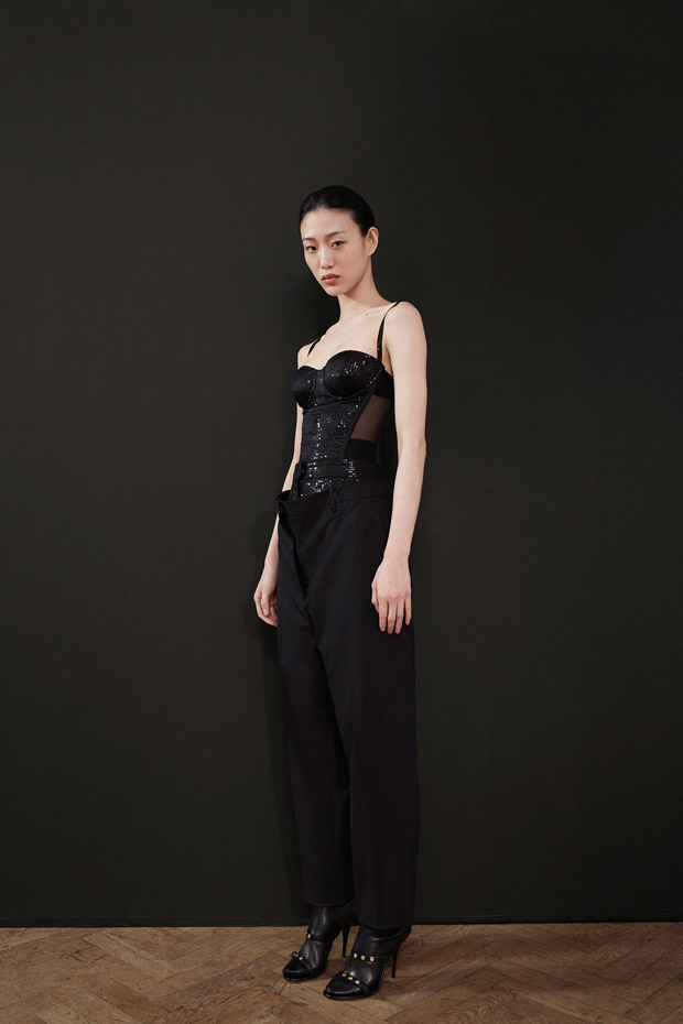 LOOKBOOK: BURBERRY Pre-Fall 2019 Womenswear Collection