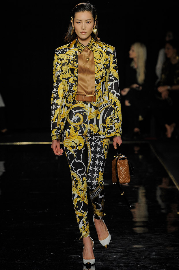 DISCOVER VERSACE PRE-FALL 2019 COLLECTION