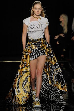 DISCOVER VERSACE PRE-FALL 2019 COLLECTION