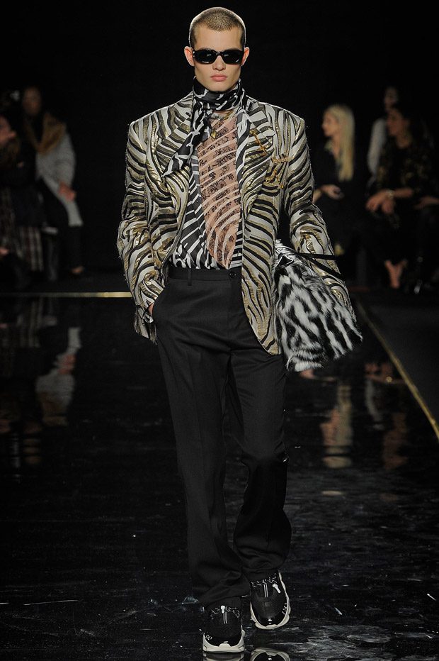 DISCOVER VERSACE PRE-FALL 2019 COLLECTION