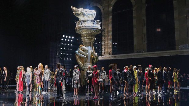 DISCOVER VERSACE PRE-FALL 2019 COLLECTION