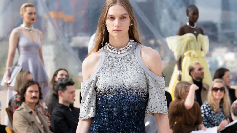 Discover ALEXANDER MCQUEEN Spring Summer 2022 Collection