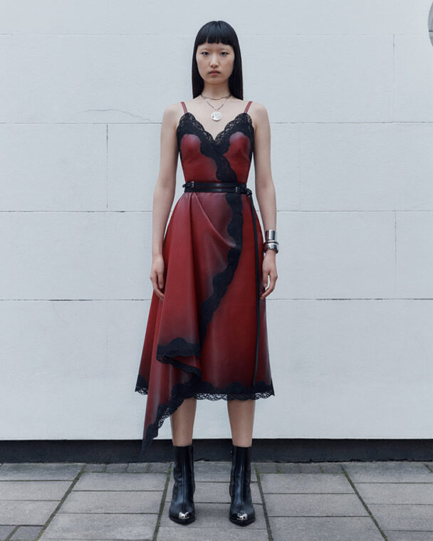 Discover ALEXANDER MCQUEEN Pre-Fall 2022 Collection