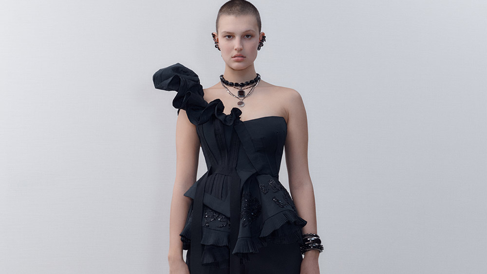 Discover ALEXANDER MCQUEEN Pre-Fall 2022 Collection