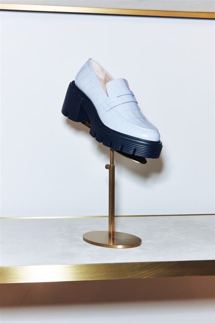 MFW: STUART WEITZMAN Spring Summer 2023 Collection - DSCENE