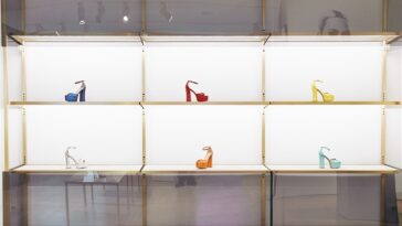 MFW: STUART WEITZMAN Spring Summer 2023 Collection - DSCENE